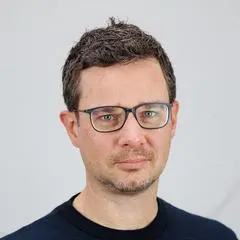 Opel prallt in Dautphetal gegen Baum: Zwei Schwerverletzte